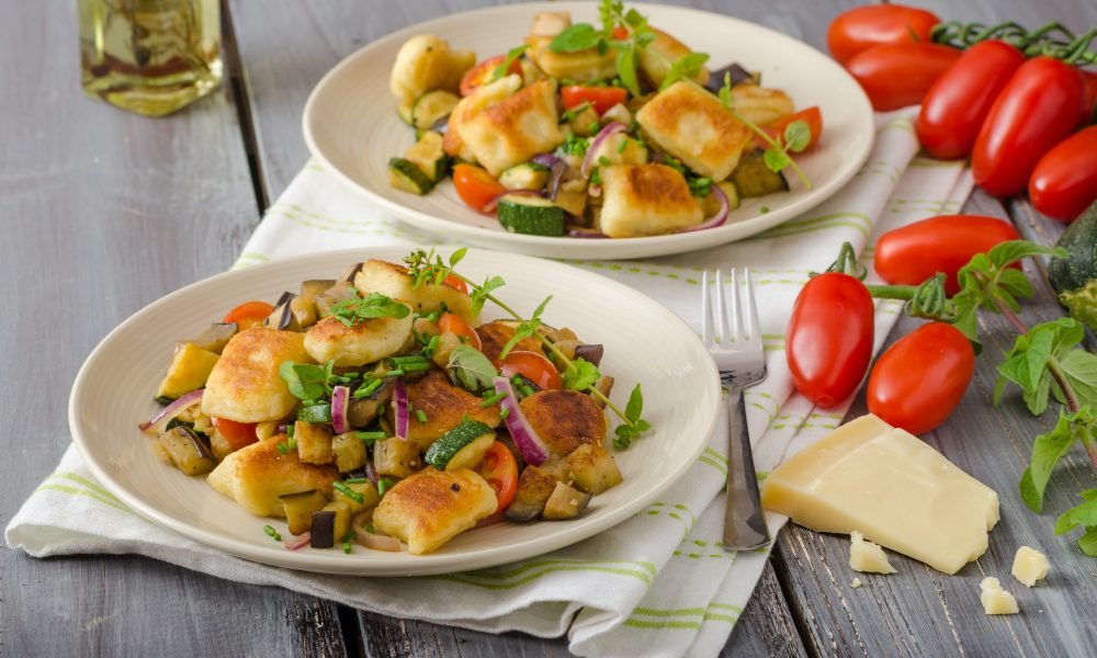 Hitri njoki z mediteransko zelenjavo – preprost recept